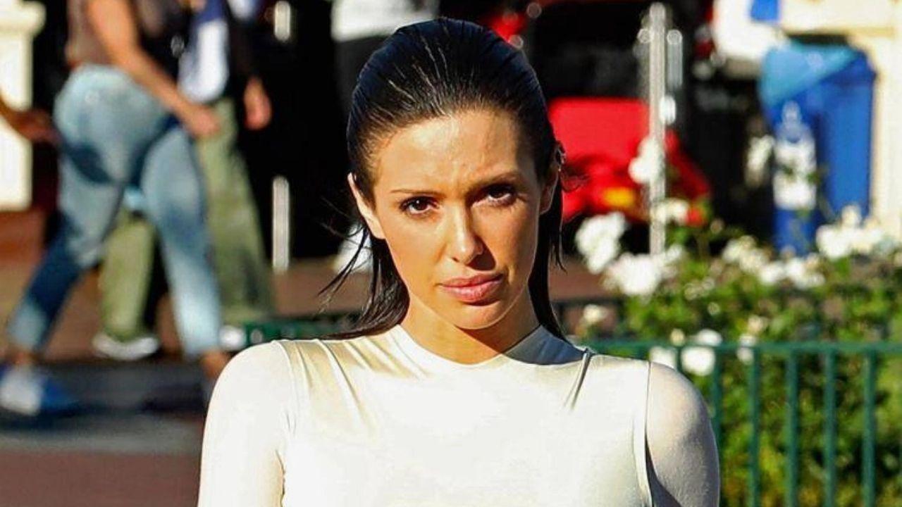 Bianca Censori sfila per Brooklyn in bikini e tacchi: il look che fa ...