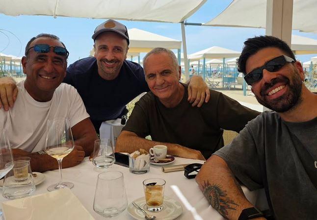 Gianluca Gazzoli in vacanza a Forte dei Marmi: incontro con Carlo Conti ...