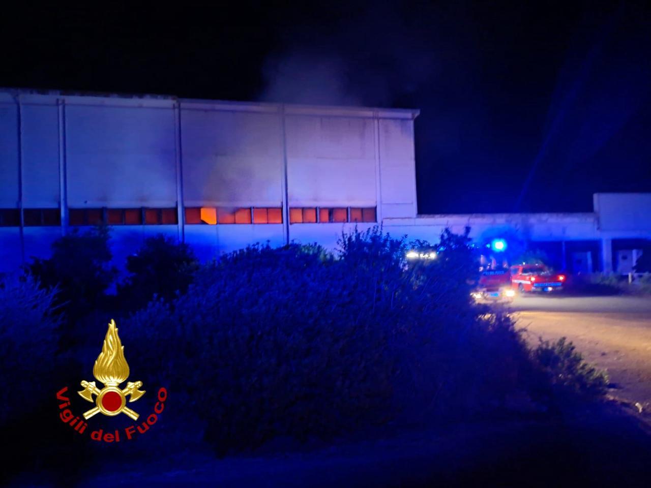 Inferno di fuoco nella zona industriale fra Bolotana e Ottana dove le ...