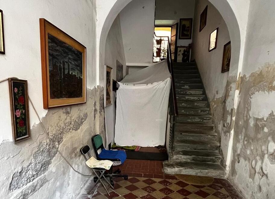 Piombino, coppia senza casa si accampa nell’androne di un palazzo - Il ...