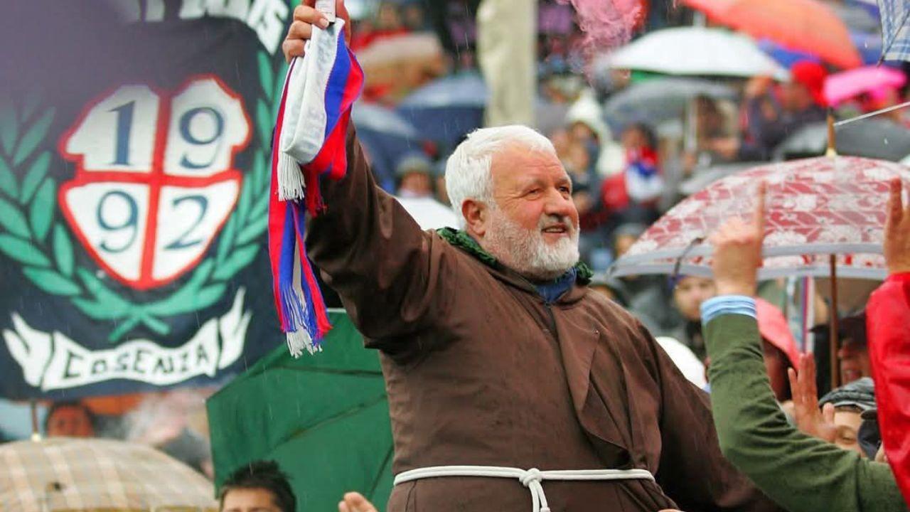 Padre Fedele è morto oggi all'età di 87 anni: era il frate tifoso del ...