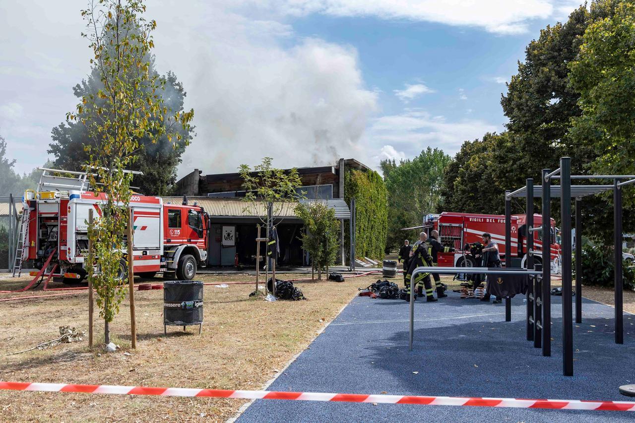 Firenze, devastante incendio al Viper Theatre: tetto crollato e ingenti ...