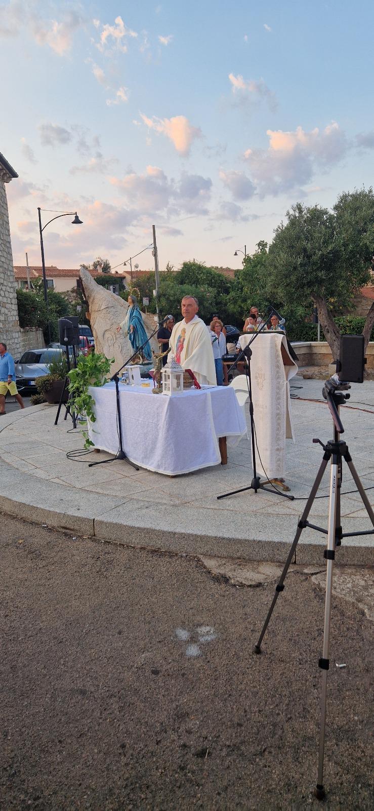 L’ultima messa in piazza di don Jacek a San Pantaleo - La Nuova Sardegna