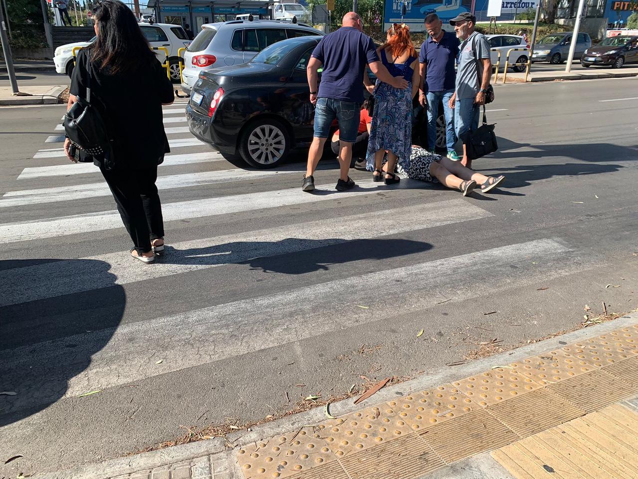 Attraversa la strada sulle strisce e viene travolta da un’auto: donna ...