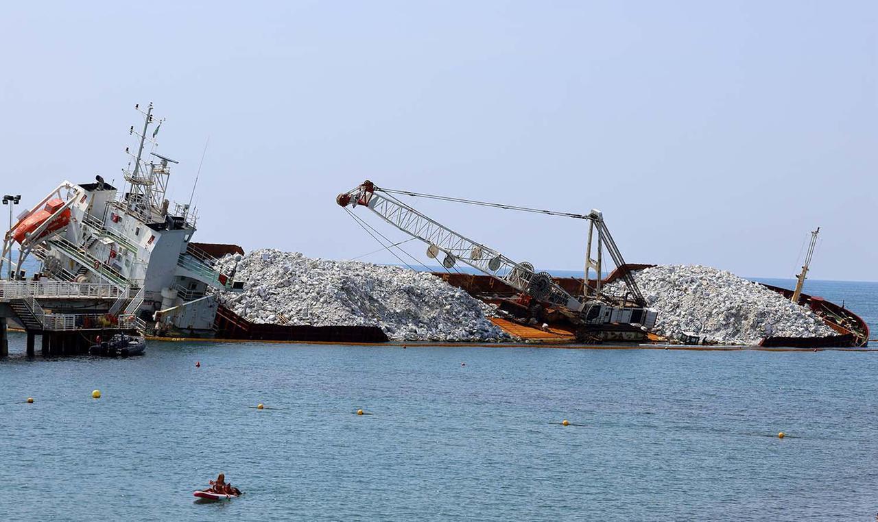 Massa, nave Guang Rong: 500 tonnellate di materiale in mare, rischio ...