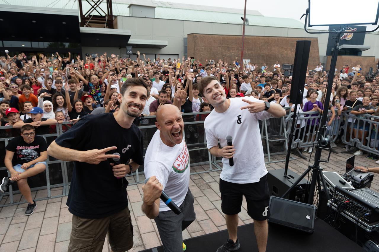 DiEffe Bros a Ferrara, fan invadono il centro commerciale Le Mura - La ...