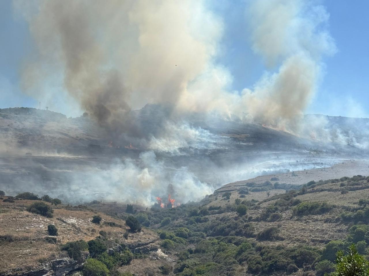 Vasto incendio fra Thiesi e Cheremule, in fumo pascoli e coltivazioni ...