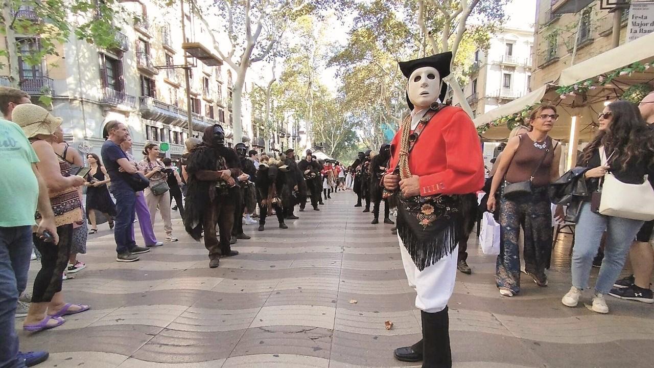 La Nave dell'identità sbarca a Carloforte: la sfilata di 400 figuranti ...