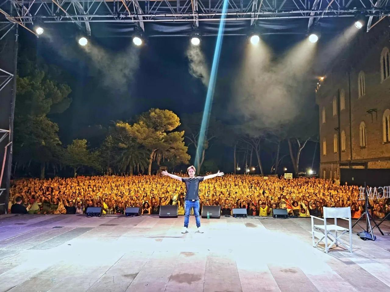 Jonathan Canini a Livorno per i 10 anni del Parco Levante (Irama dà ...