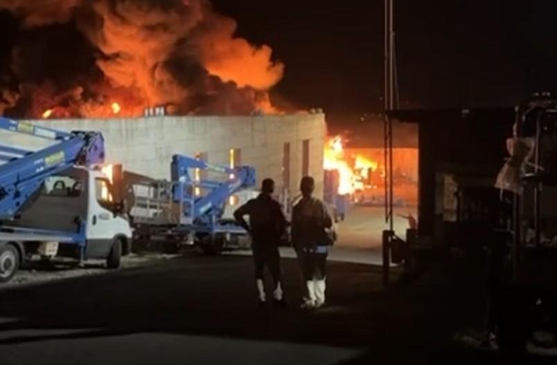 Pompieri al lavoro tutta la notte per domare l'incendio alla Nuova Neon ...