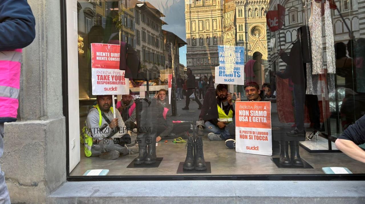 Boutique di Patrizia Pepe in piazza Duomo a Firenze occupata da operai ...