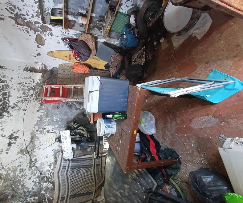 Livorno, Sonnino occupato: sdraio, ombrelloni, bombole del gas ...