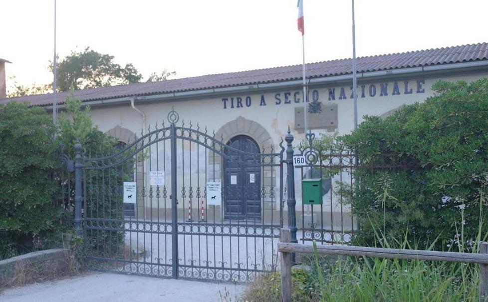 Poliziotto ferito durante i tiri da una cartuccia difettosa - Il Tirreno