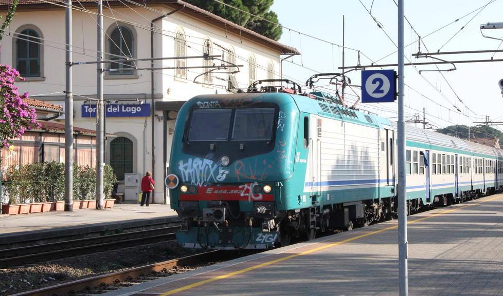 Travolto dal treno, grave cinquantenne - Il Tirreno