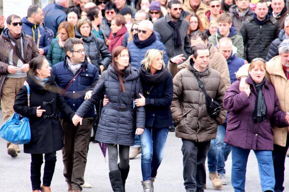 Folla commossa al funerale di Mirko Cignoni - Il Tirreno