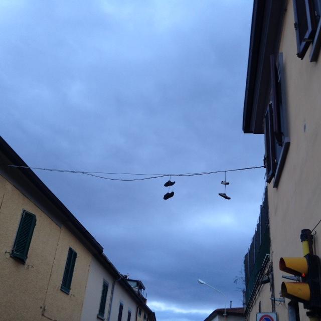 Le scarpe appese lassù sui fili in cielo - Il Tirreno