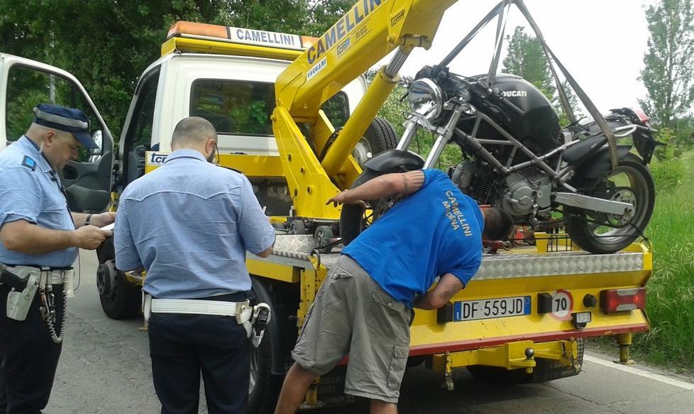 Muore in moto, il fratello disperato: "Colpa di quella buca in strada ...