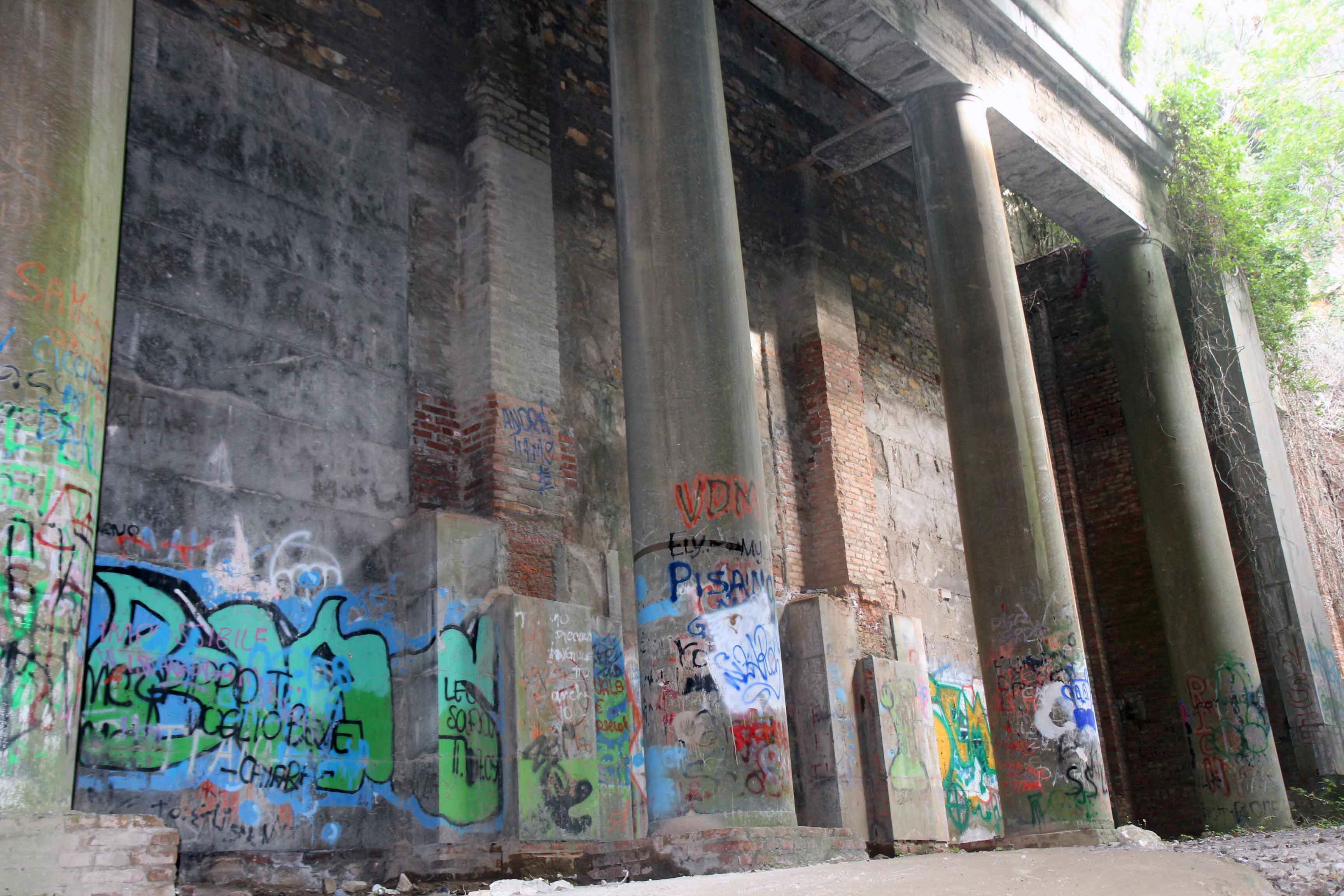 Viaggio nel monumento a “Ciano”: scheletro dimenticato tra rifiuti e ...