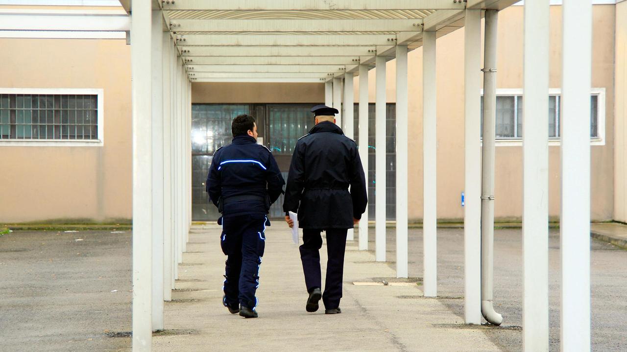 Detenuto a Modena lancia piatto in faccia agli agenti - Gazzetta di Modena Detenuto a Modena lancia piatto in faccia agli agenti - Gazzetta di Modena
