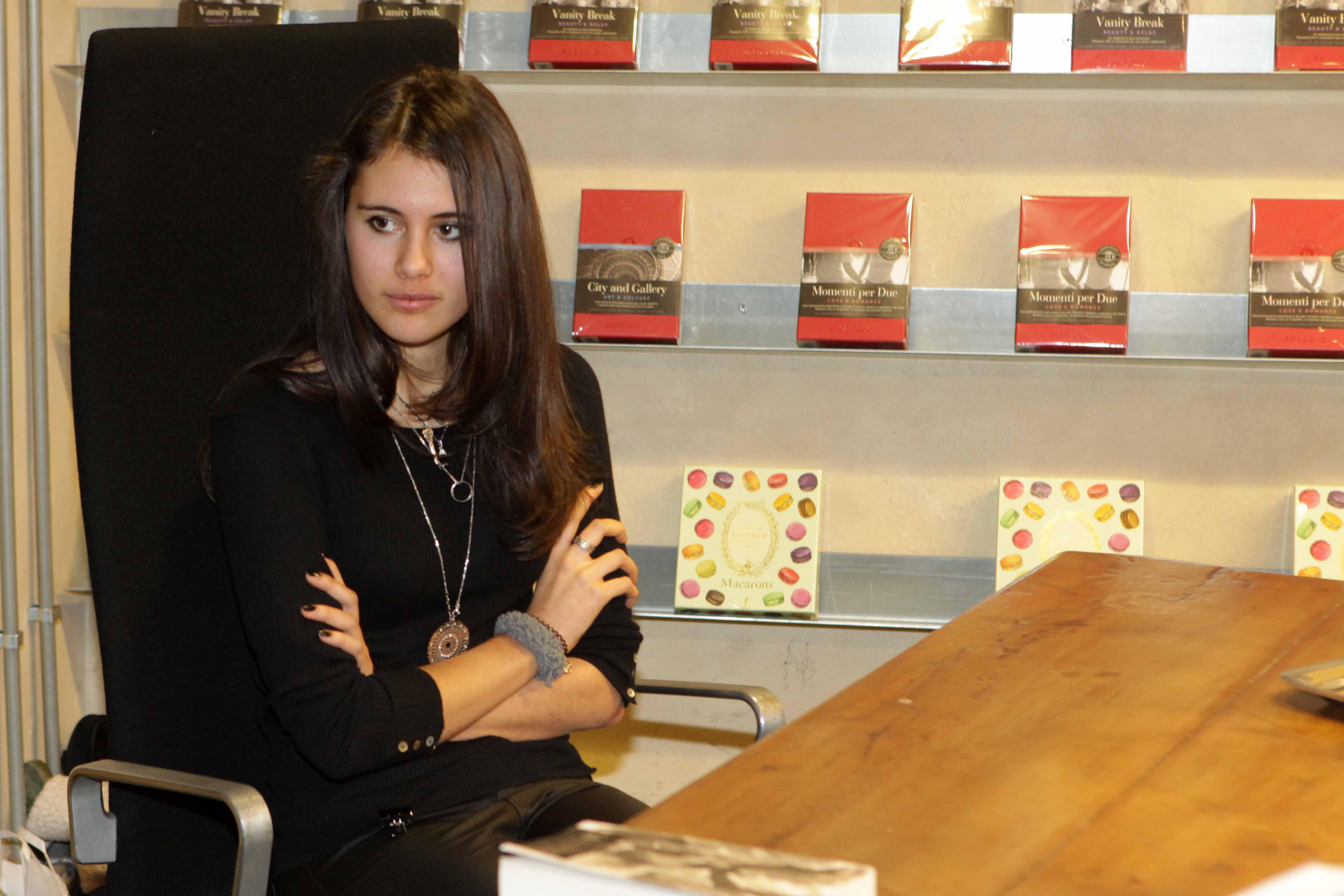 A 16 anni autrice di un libro "Mezzanima – L’ultima luna” - Gazzetta di ...