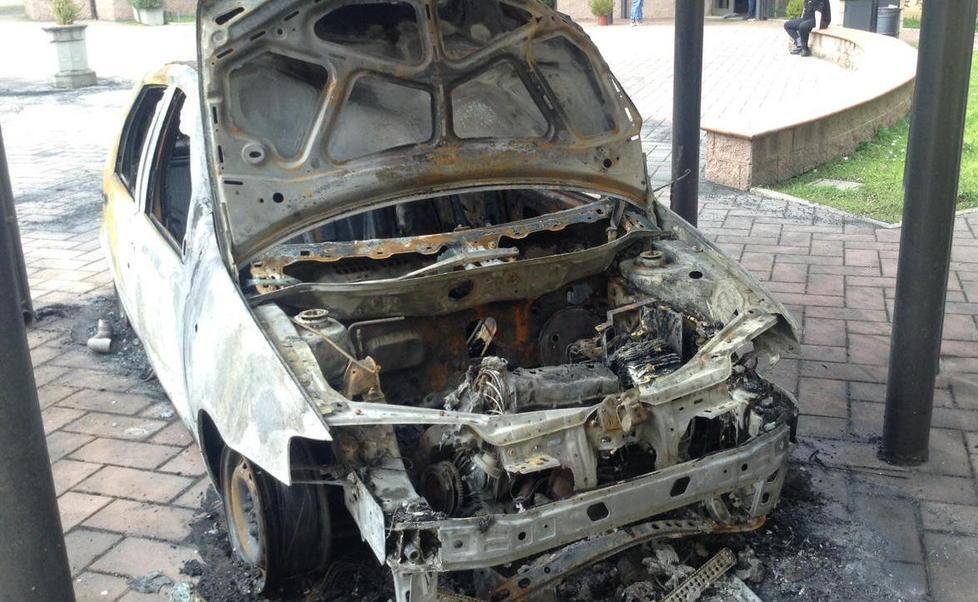 In fiamme all’alba l’auto del parroco di Reggiana Il Tirreno