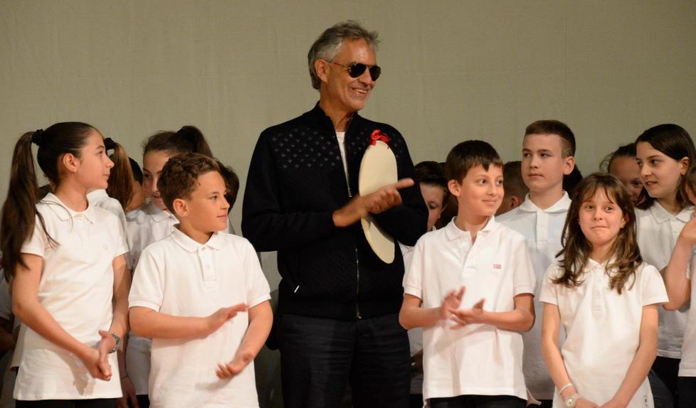 Andrea Bocelli canta insieme ai bambini di quinta elementare Il Tirreno