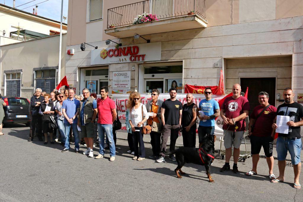 Licenziata per un panino, il quartiere sta con Daniela Gori - Video ...