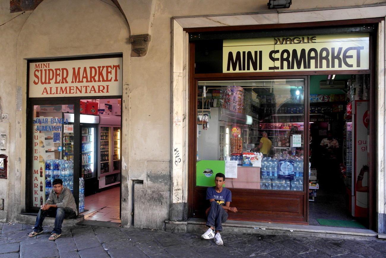 Kebab e minimarket nei centri storici, ora si può vietarli Il Tirreno