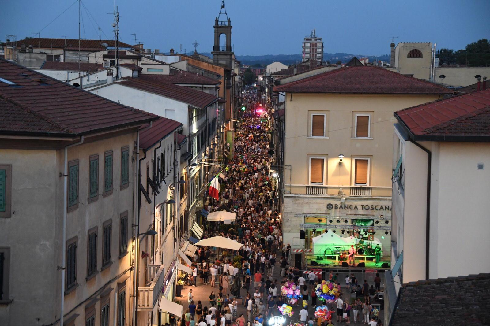 Invaso da migliaia di persone il centro di Pontedera - Il Tirreno