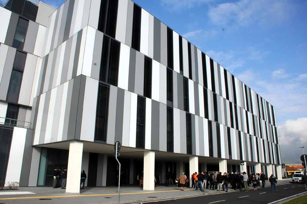 Partorisce una bambina in autostrada - Il Tirreno