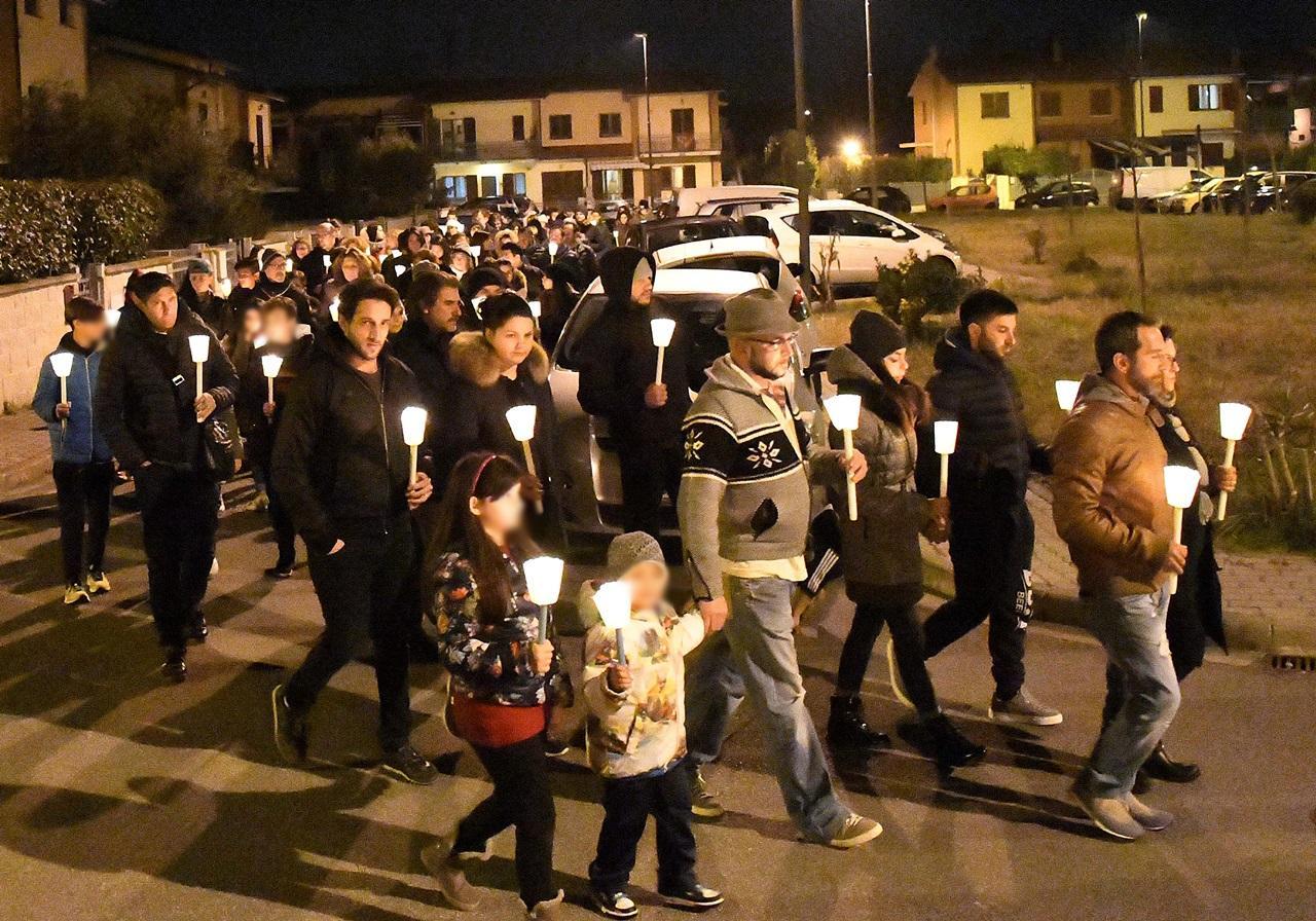 Messaggi e tanti giovani, una fiaccolata per ricordare Anthony Il Tirreno