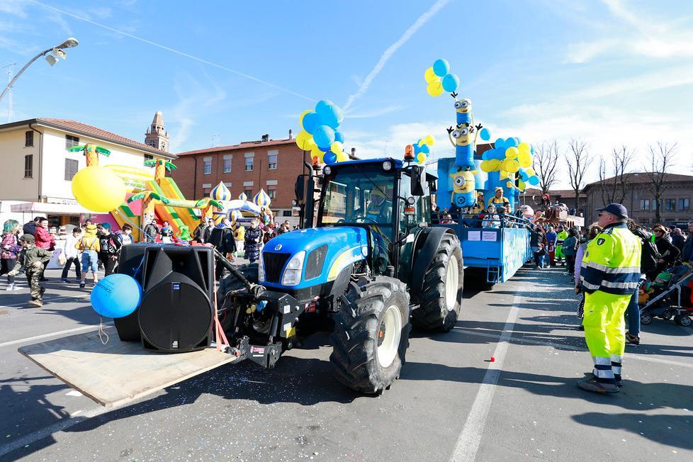 Cavezzo, il carnevale sfila per le vie del paese - Gazzetta di Modena
