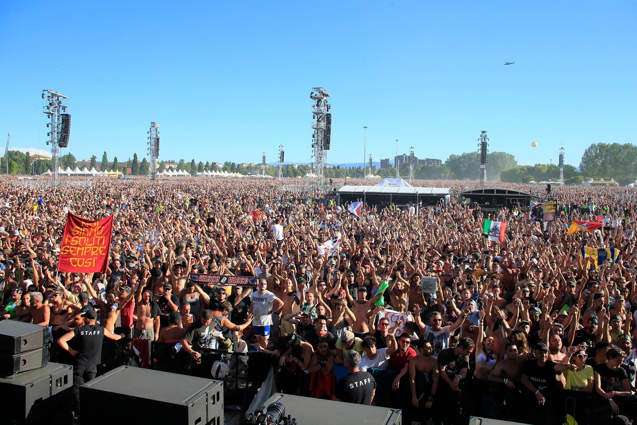 L'abbraccio dei 220mila fans, il concerto dei record di Vasco al Modena ...