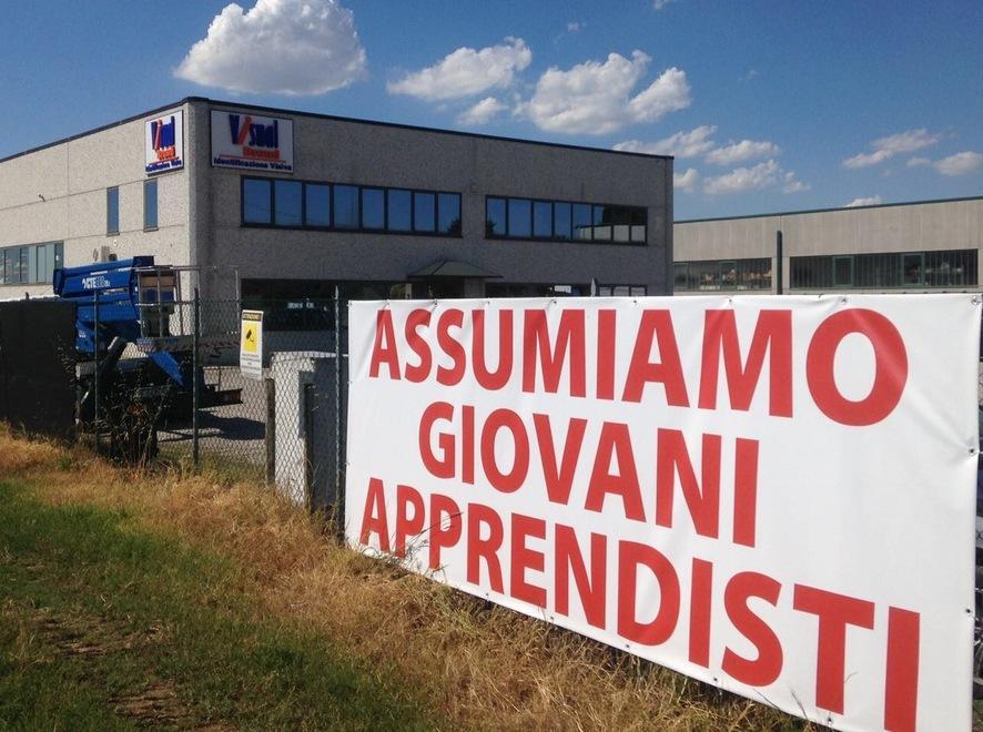 Cerca apprendisti con il maxi cartello La Nuova Ferrara