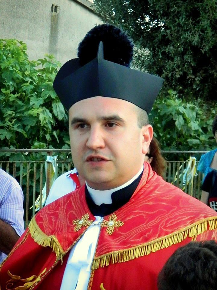 Escalaplano, i fedeli accolgono il nuovo parroco don Luca Fadda - La ...