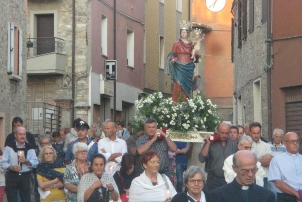 Processione a piedi scalzi Cento fedeli svegli all’alba Gazzetta di Modena