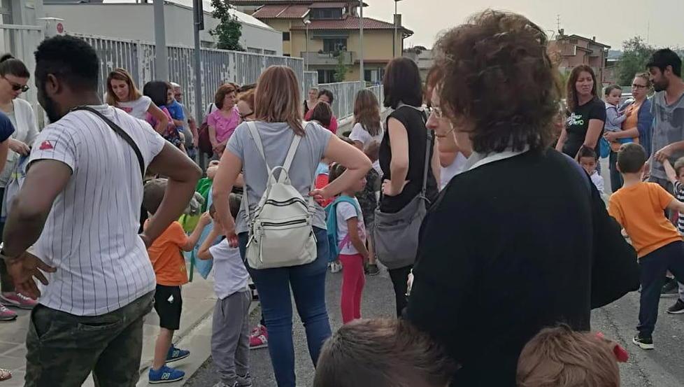 Bidelle malate, scuola chiusa e i genitori fuori ad aspettare - Il Tirreno