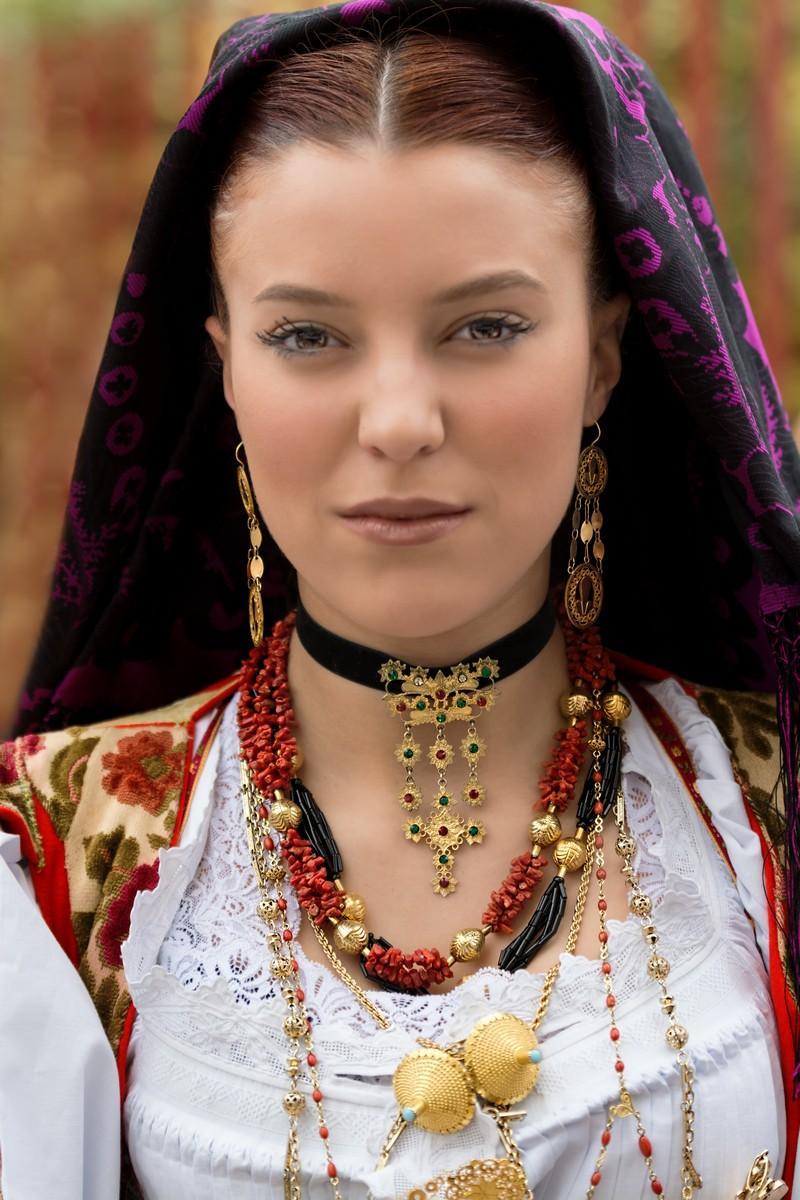 La fierezza e la bellezza delle donne sarde nei ritratti di Carlo Marras La Nuova Sardegna