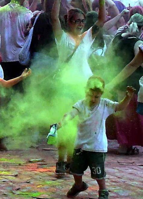 Via alle polveri... colorate. È il ColorMob Il Tirreno