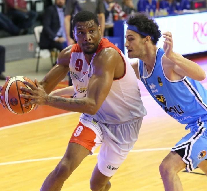 Hall è il re che dà tono alle ambizioni Bondi La Baltur scopre il volo ...