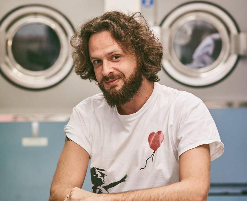 Il libro? Daniel Buralli lo presenta in una... lavanderia a gettoni ...