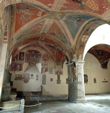 Anna Nigro espone nell'atrio del tribunale Il Tirreno