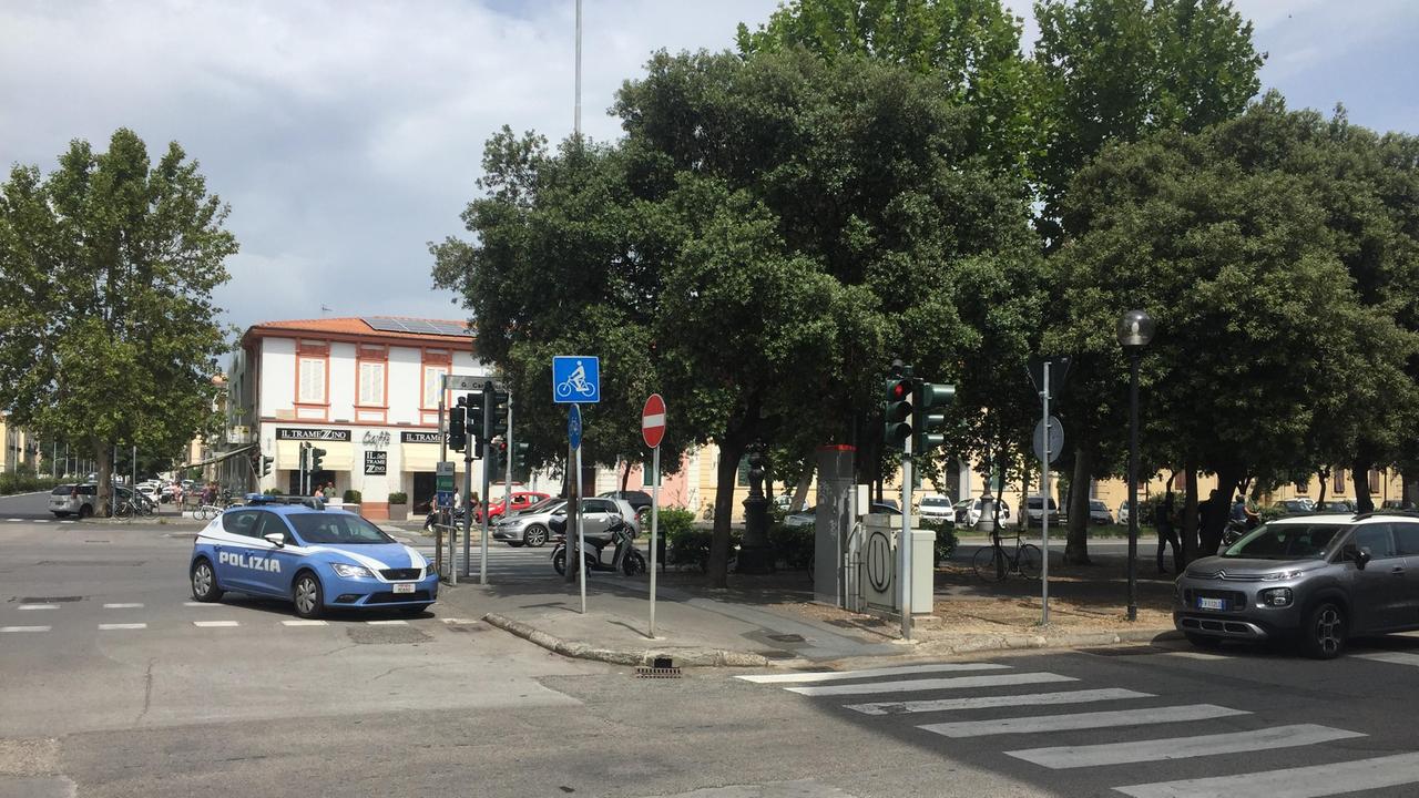 Tenta di strangolare una donna: fermata dai passanti - Il Tirreno Tenta di strangolare una donna: fermata dai passanti - Il Tirreno