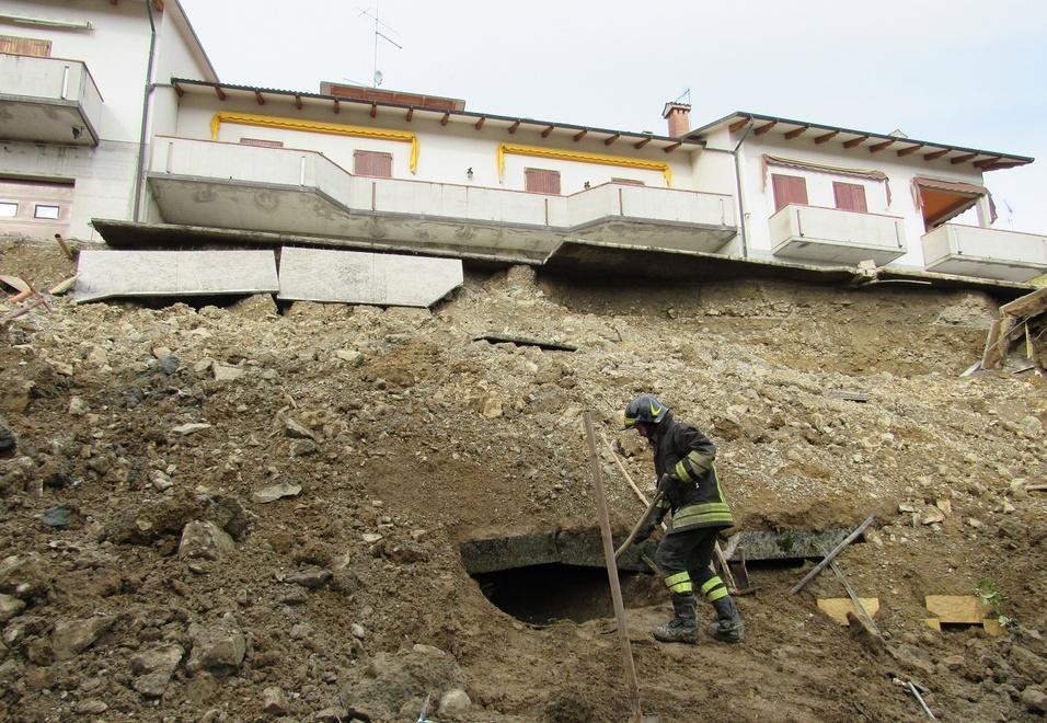Verica. Il terrapieno di tre case frana sul bombolone gpl Evacuate 14 ...