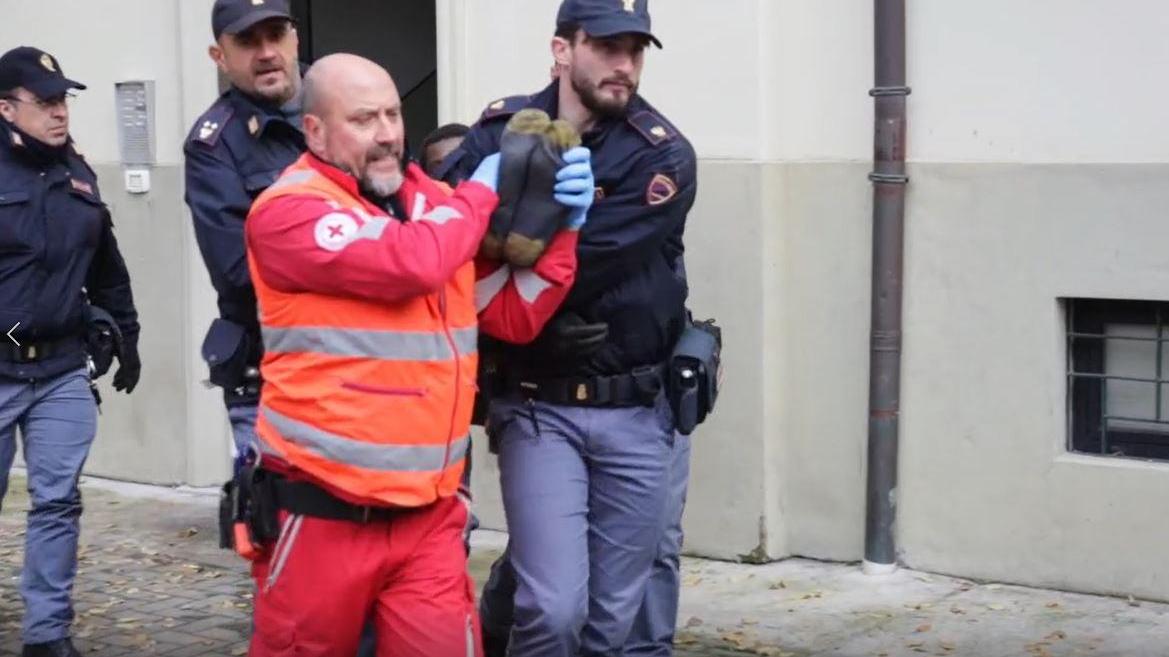 Reggio Emilia, minaccia di morte la vicina e si barrica dentro casa: la ... Reggio Emilia, minaccia di morte la vicina e si barrica dentro casa: la ...