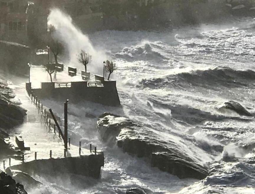 L’isola nella morsa del vento di ponente, navi ko tutto il giorno Il ...