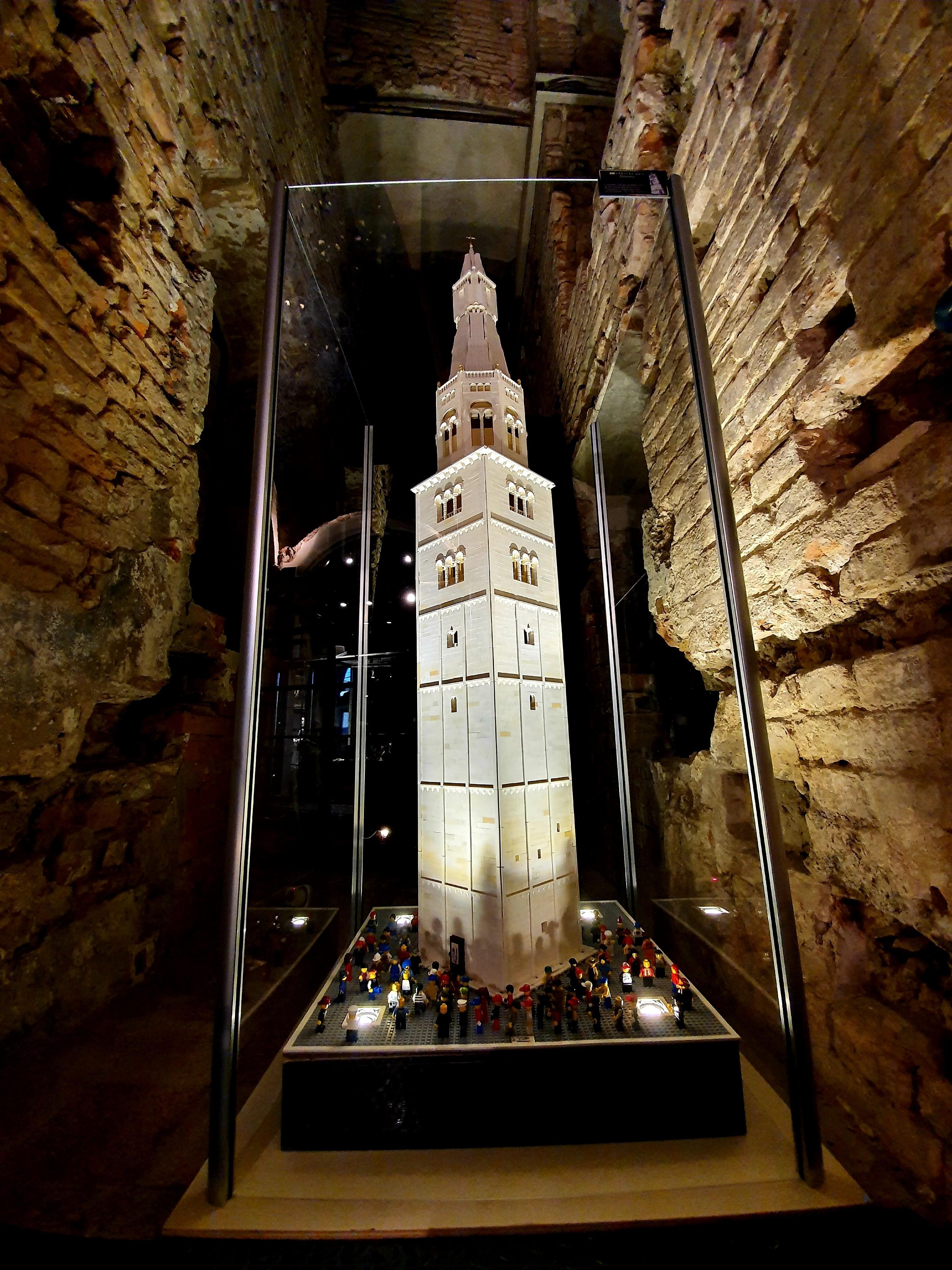 Modena, all'ufficio turistico una Ghirlandina di mattoncini Lego ...