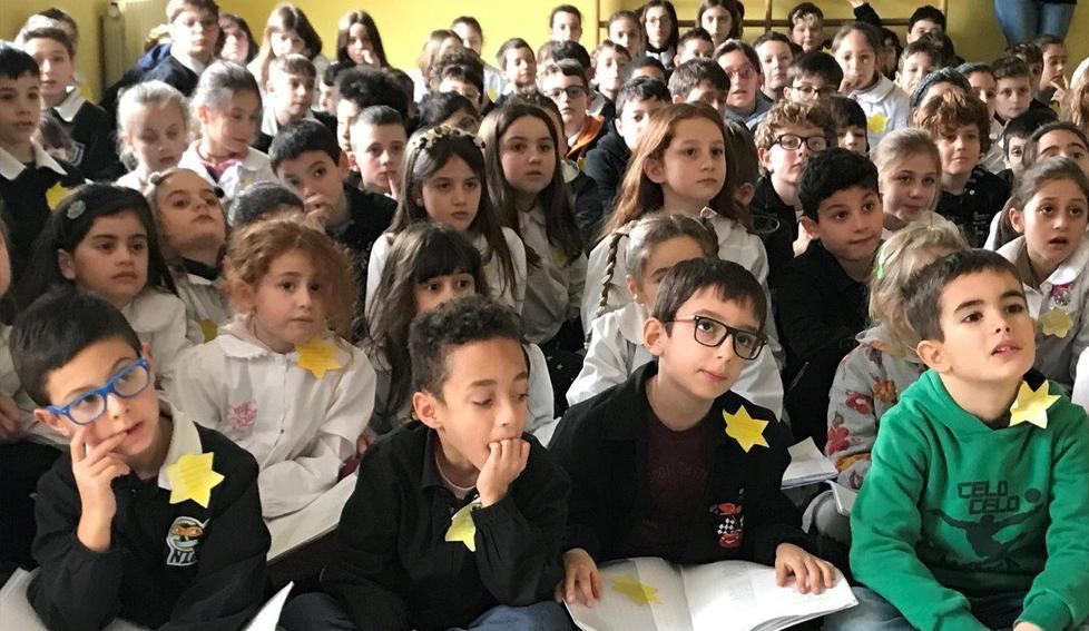 Un minuto di silenzio, film lezioni e tutti gli alunni con la Stella di ...