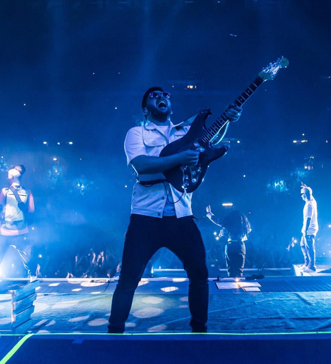 Il chitarrista Marco Azara ha co-firmato la canzone di Anastasio - La ...