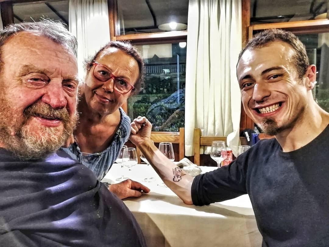 «Dai, Ugo, sorridi»: il videosaluto gigante spazza via la tristezza e ...